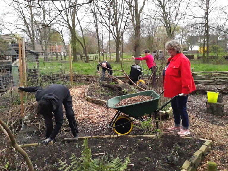 Wethouder Petra Zwang in actie bij NME-centrum tijdens NLdoet - Codegroen Educatie